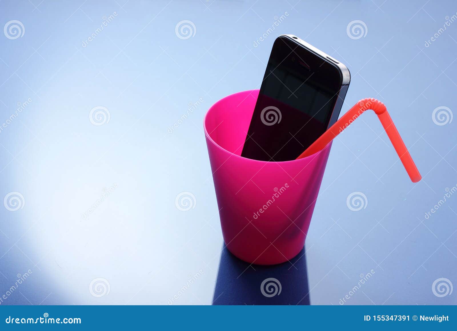 Telefone celular e copo imagem de stock. Imagem de bebida - 155347391