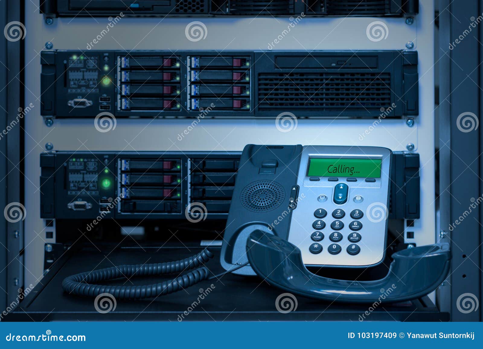 Telefone Do IP Do Telefone De VOIP Na Sala Do Centro De Dados Imagem de ...