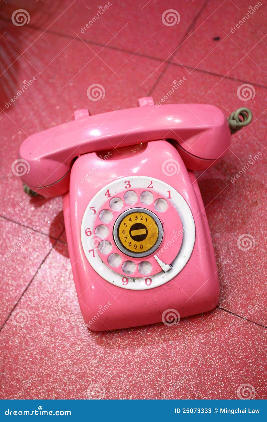 Telefone retro cor-de-rosa imagem de stock. Imagem de telefone - 25073333