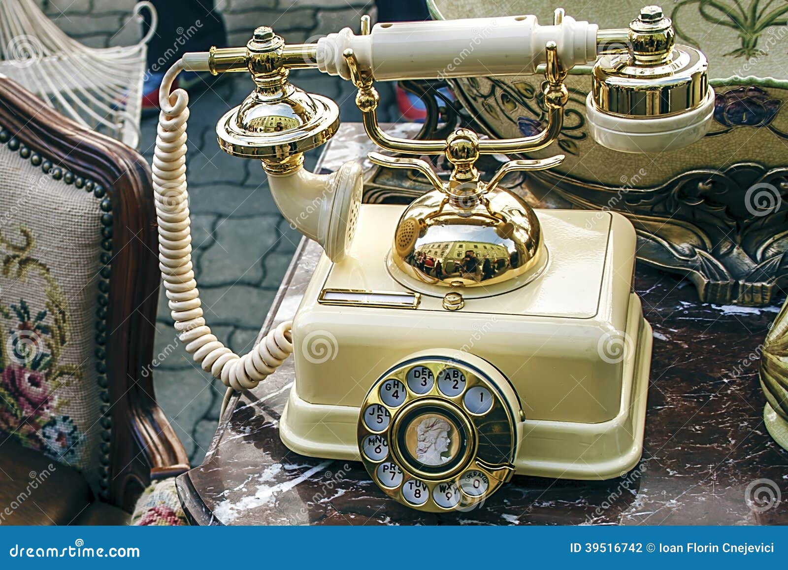 Telefone velho foto de stock. Imagem de tradicional, receptor - 39516742