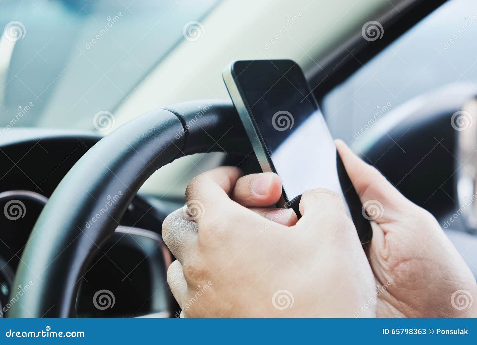 Telefonema no carro imagem de stock. Imagem de celular - 65798363