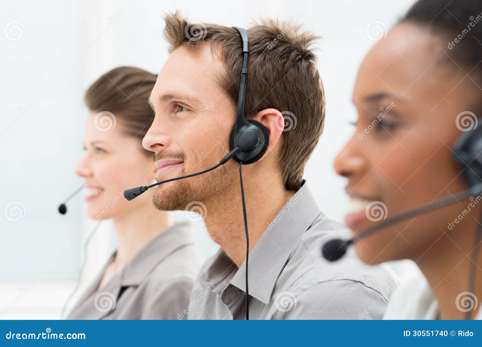 Telefonistas felices foto de archivo. Imagen de grupo - 30551740