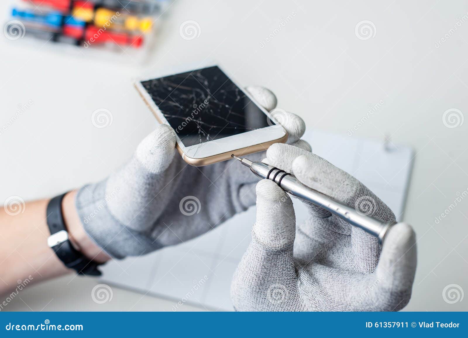 Telefono Cellulare Con Lo Schermo Rotto Immagine Stock - Immagine di ...