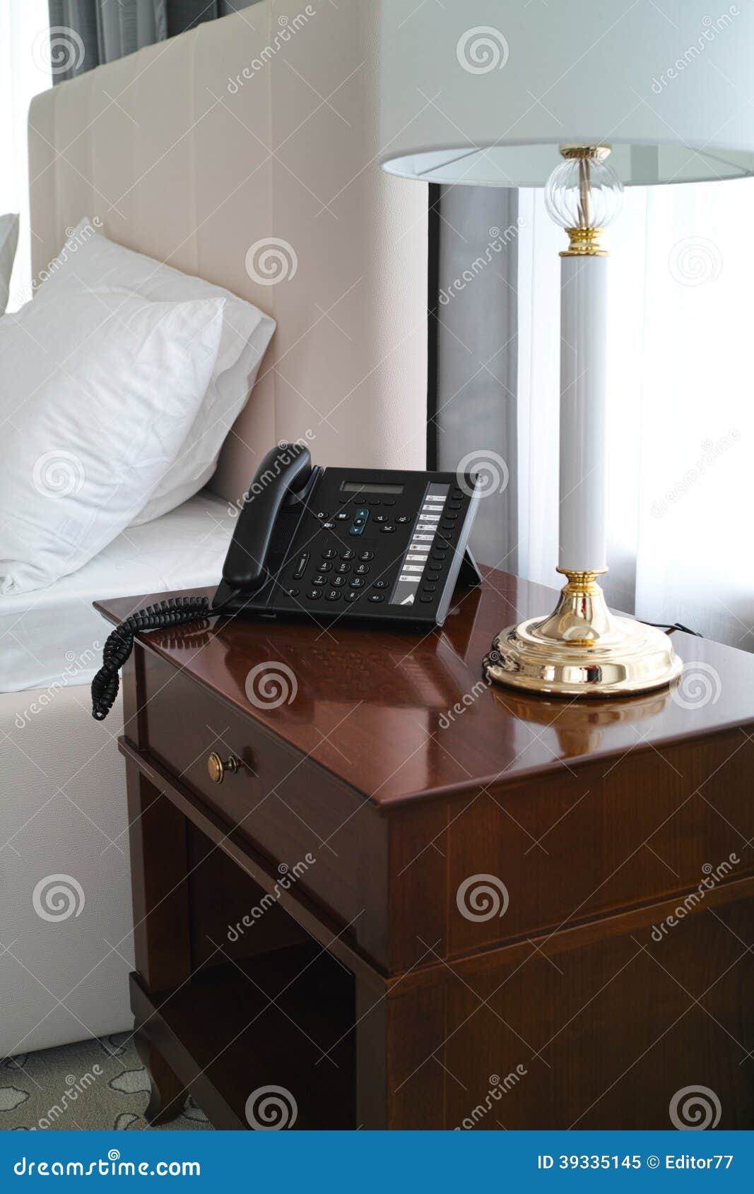 Telefono Di VoIP Nella Camera Di Albergo Immagine Stock - Immagine di ...