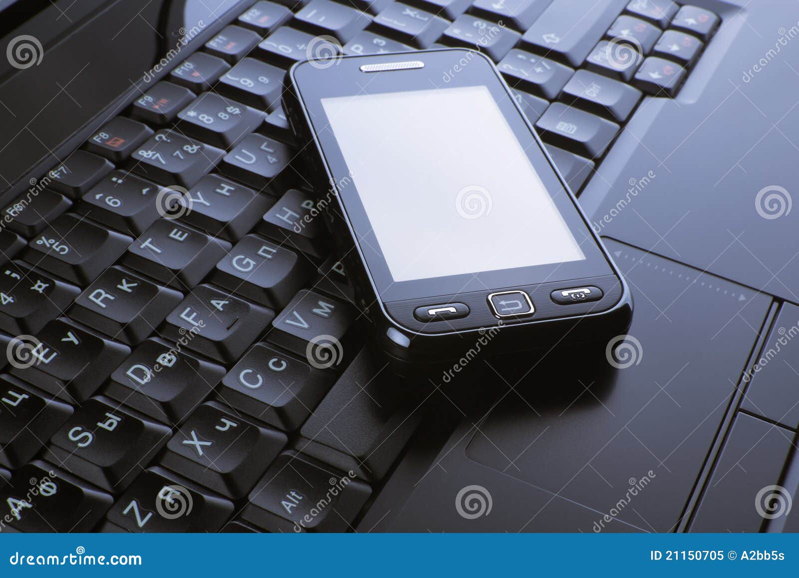 Telefono Su Un Computer Portatile Immagine Stock - Immagine di taccuino ...