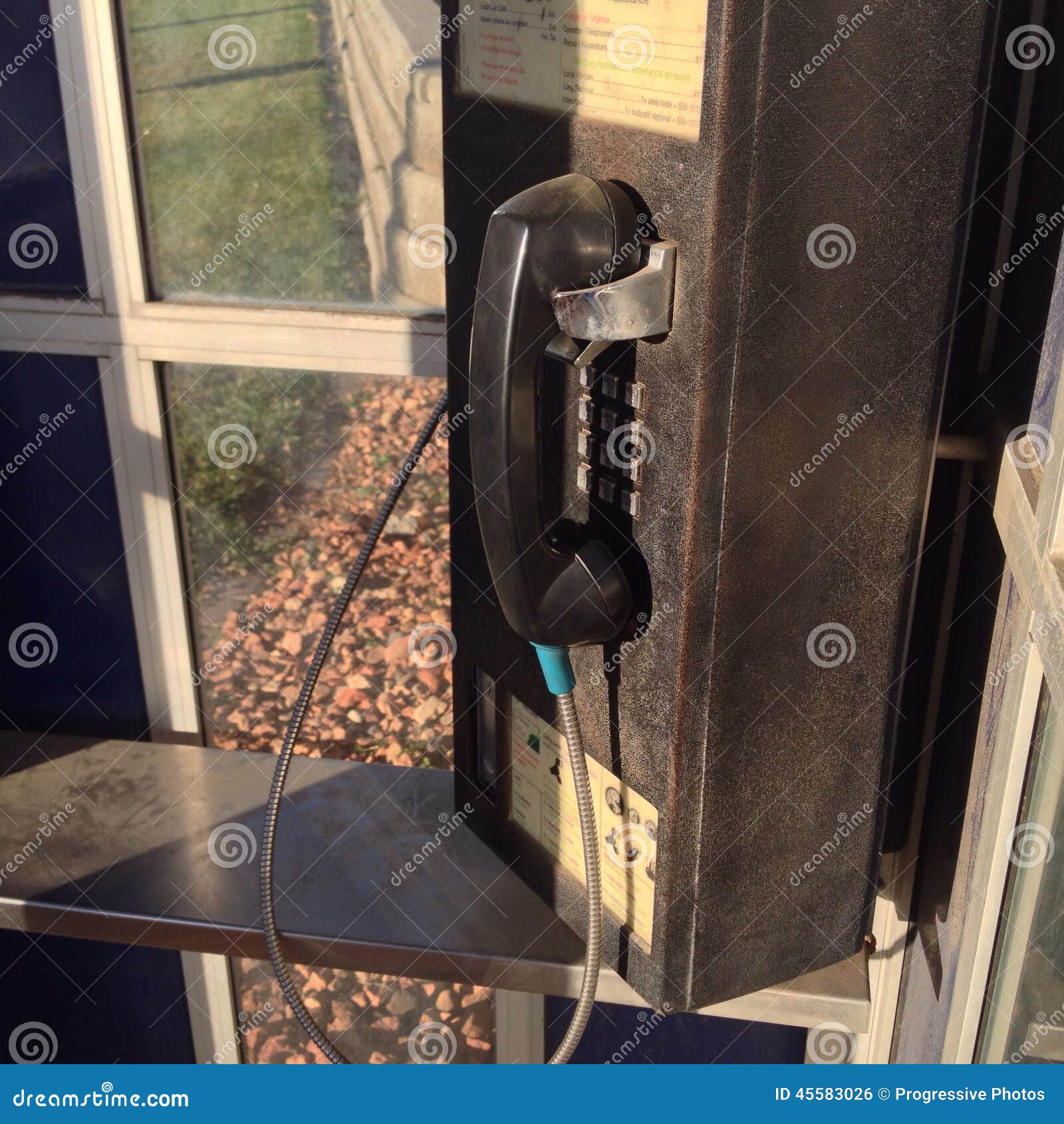 Telefooncel stock foto. Image of telefoon, grijs, cabine - 45583026