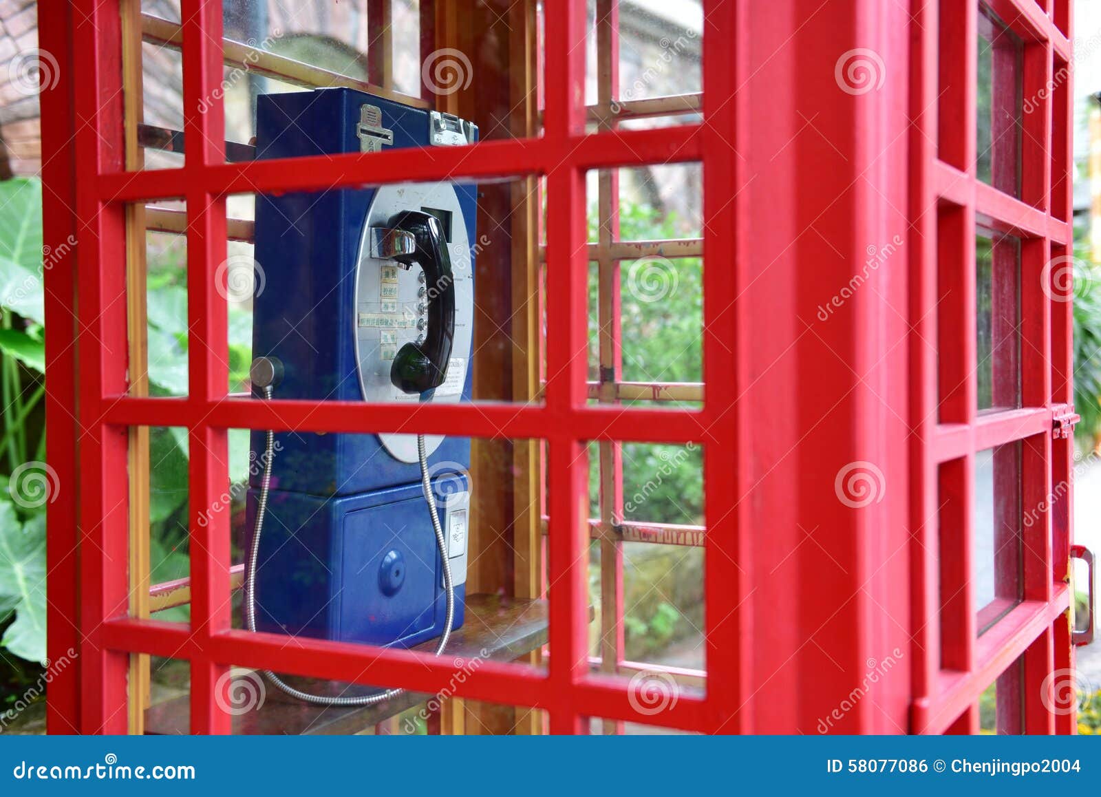 Telefooncel stock foto. Image of muntstukken, glas, rood - 58077086
