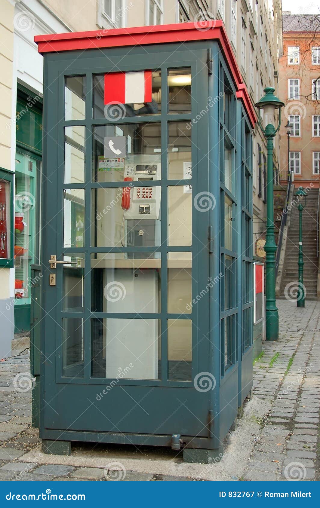 Telefooncel stock afbeelding. Image of oostenrijk, telefooncel - 832767