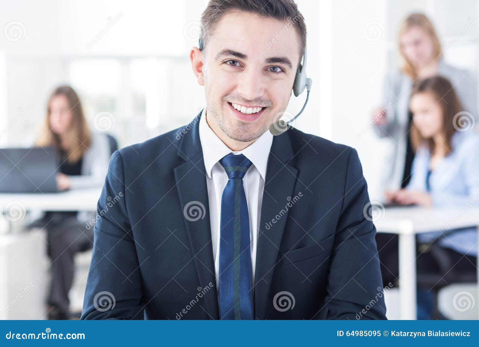 Telemarketer op het werk stock afbeelding. Image of telemarketing ...