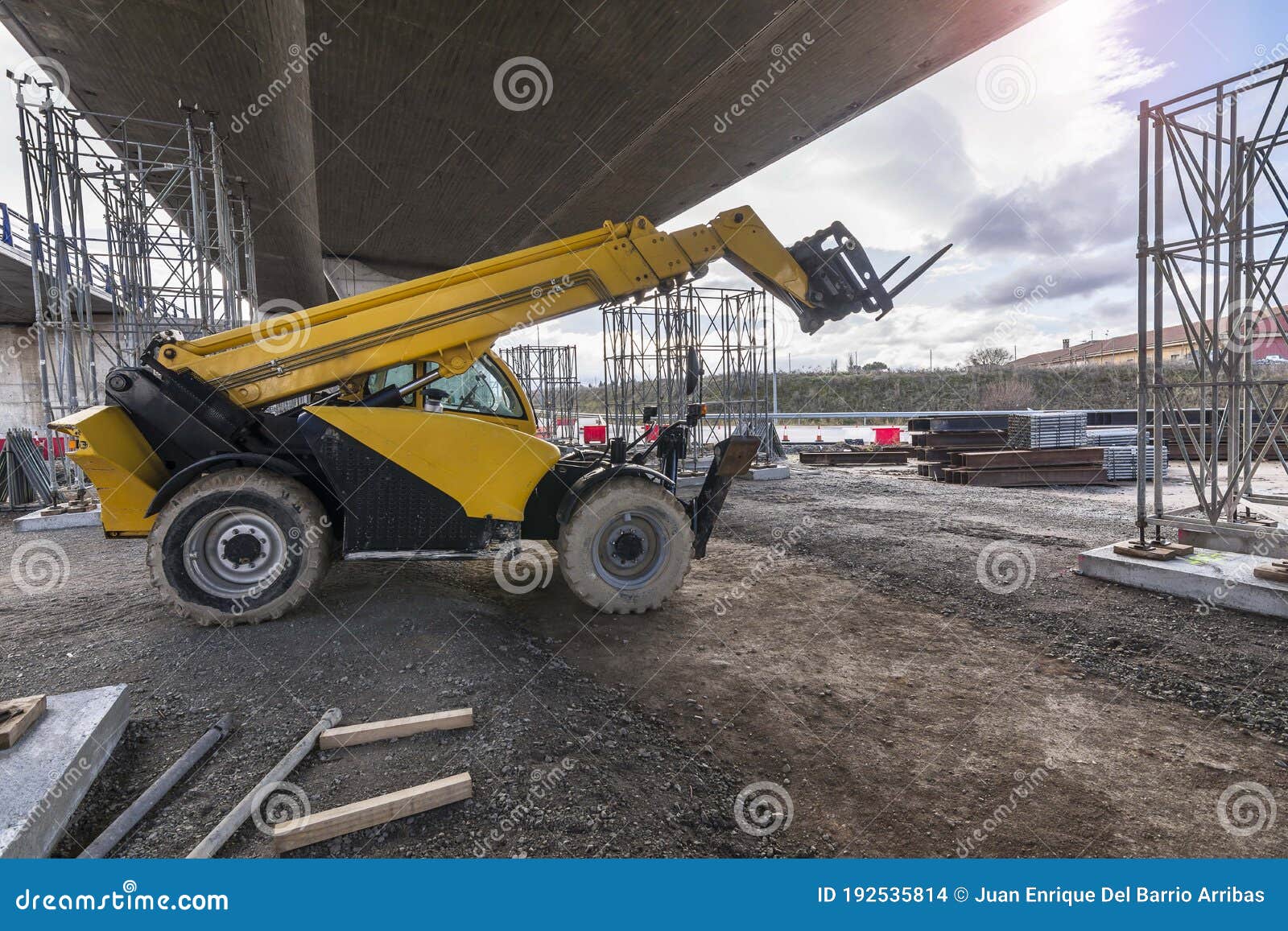Telescopic Elevator in the Construction Works of an Overpass Editorial ...