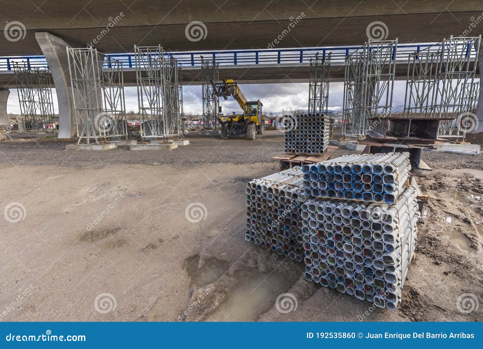 Telescopic Elevator in the Construction Works of an Overpass Stock ...