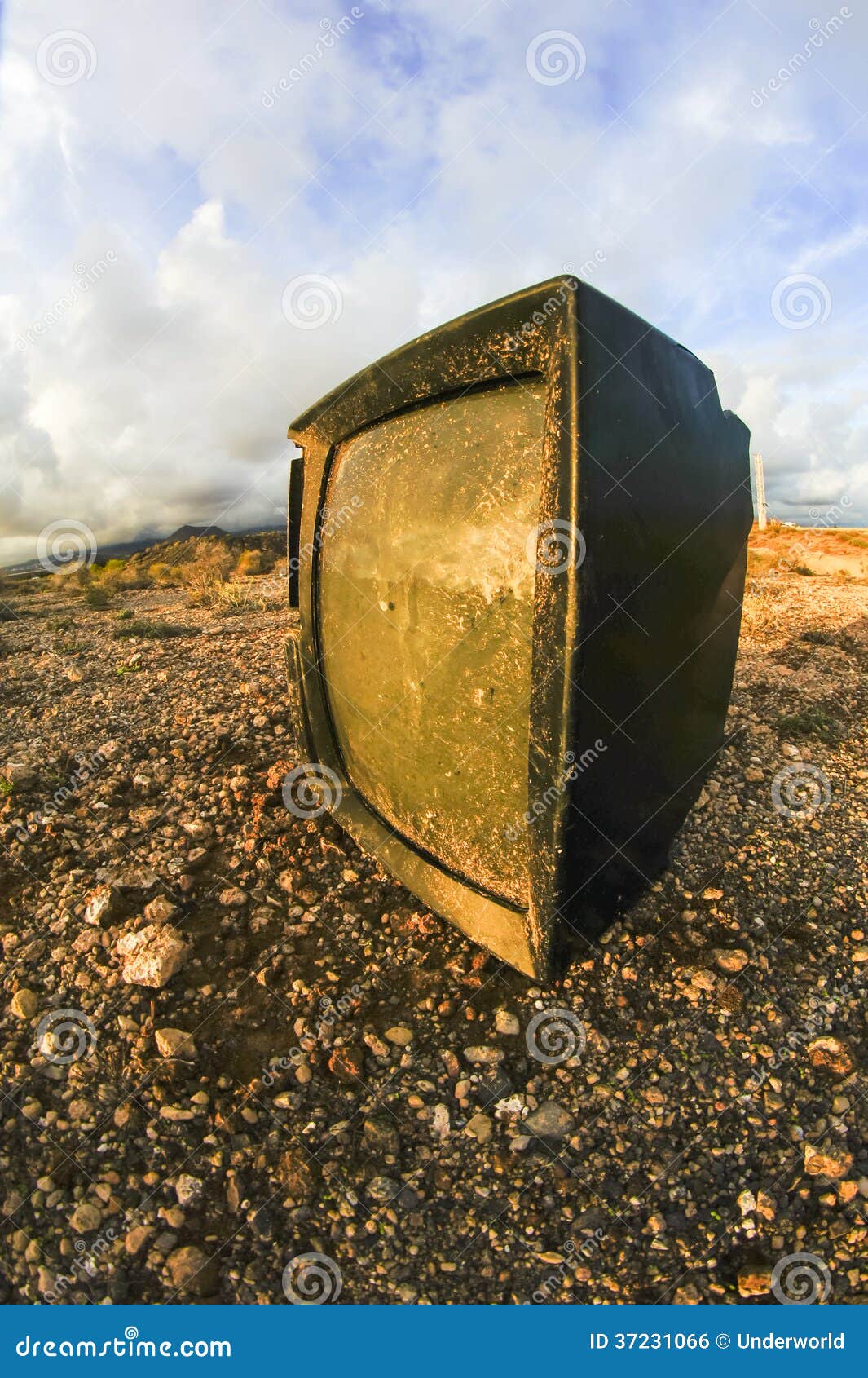 Televisión rota abandonada foto de archivo. Imagen de imagen - 37231066