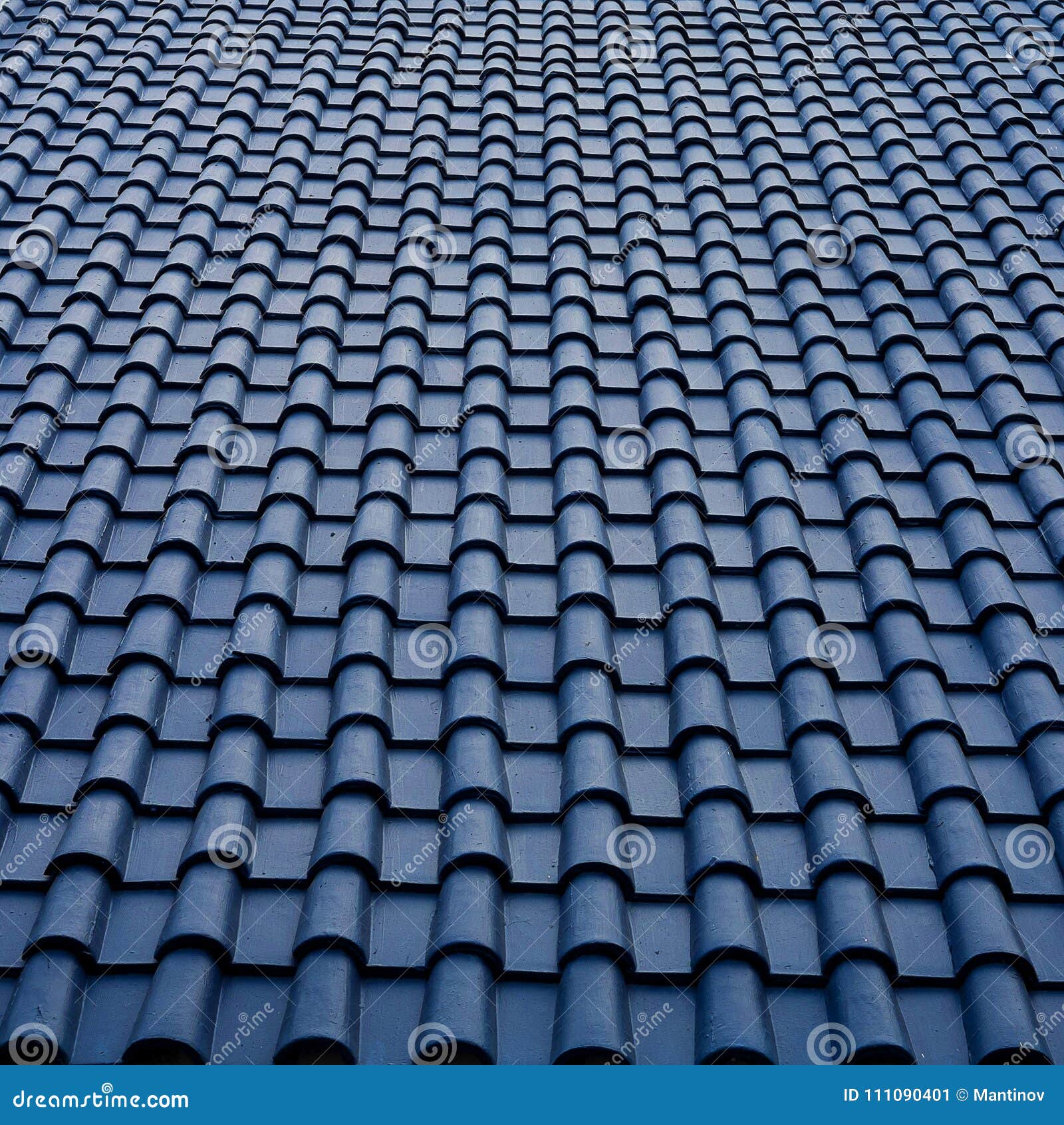 Telha de telhado azul imagem de stock. Imagem de residencial - 111090401