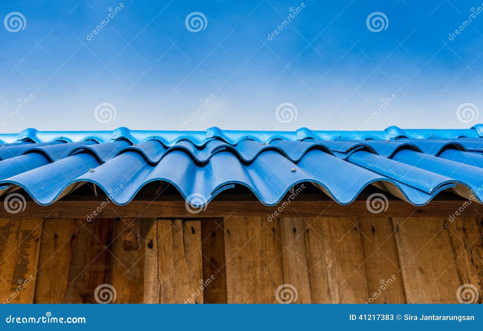 Telhado de telha azul imagem de stock. Imagem de azul - 41217383