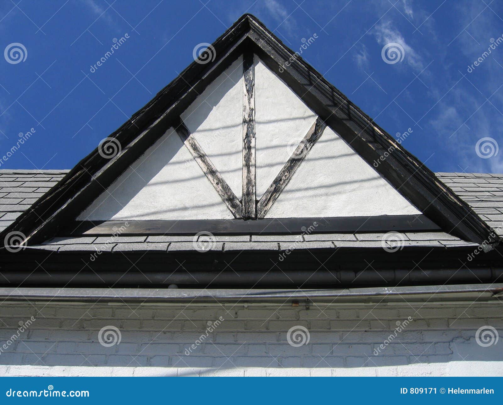 Telhado triangular imagem de stock. Imagem de alto, telhado - 809171