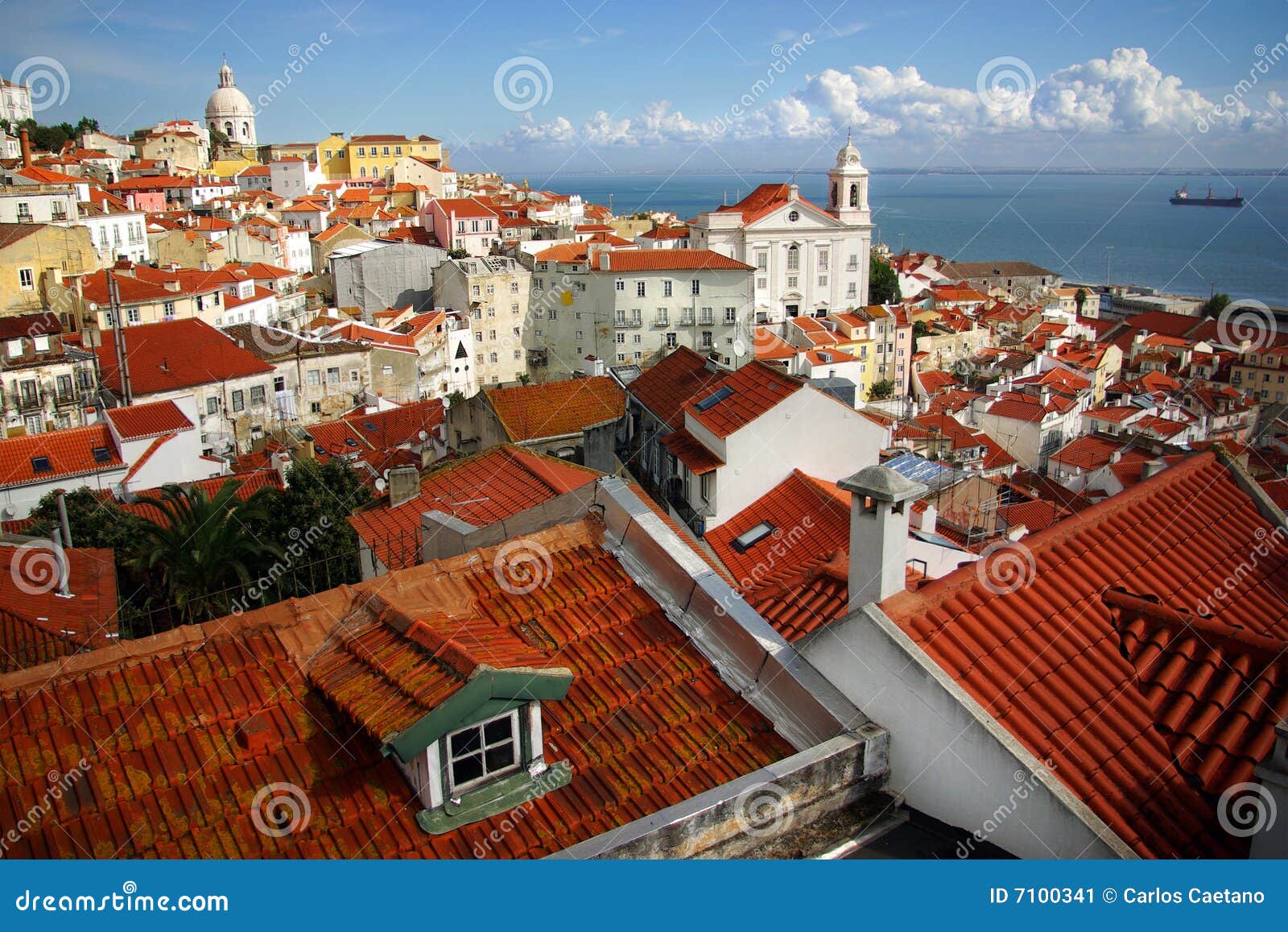 Telhados de Lisboa imagem de stock. Imagem de arquitetura - 7100341