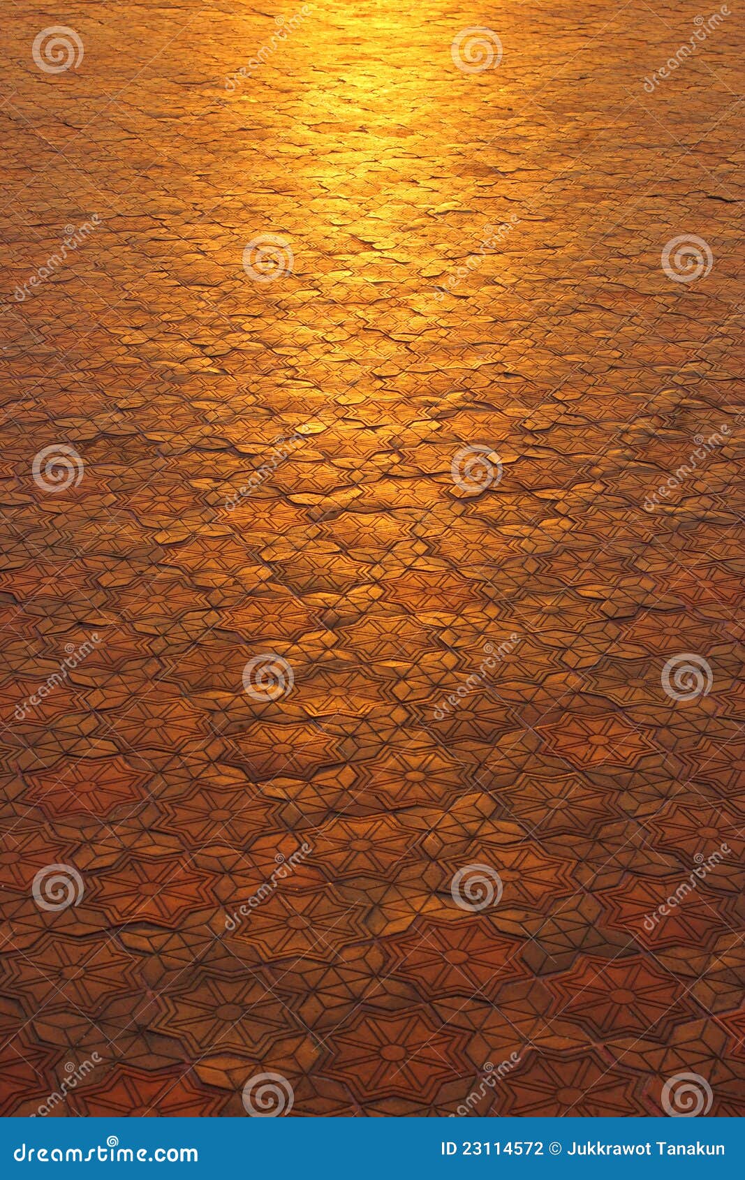 Telhas De Assoalho Com Espelho. Foto de Stock - Imagem de alaranjado ...