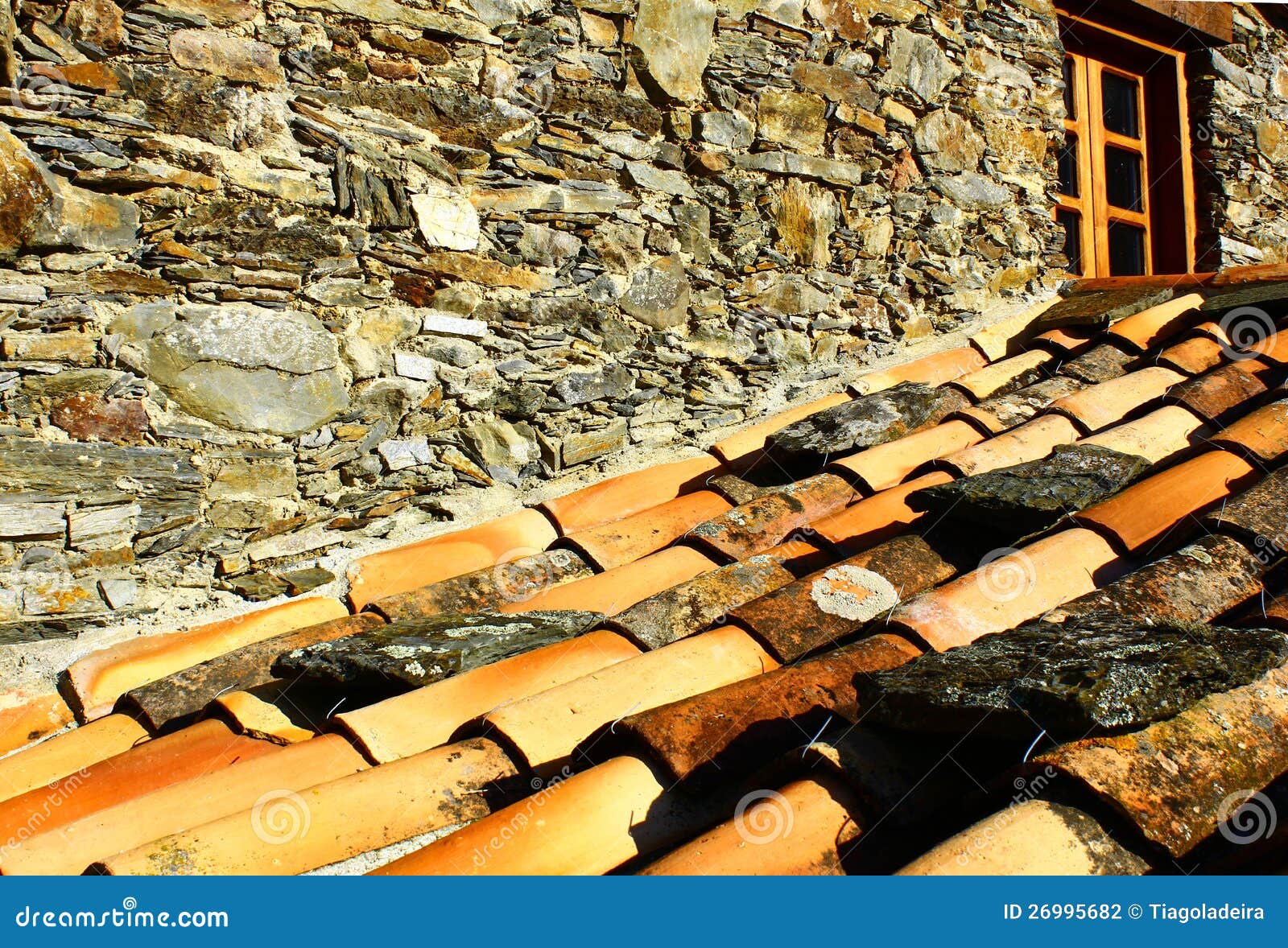 Telhas de telhado foto de stock. Imagem de quadro, colheita - 26995682