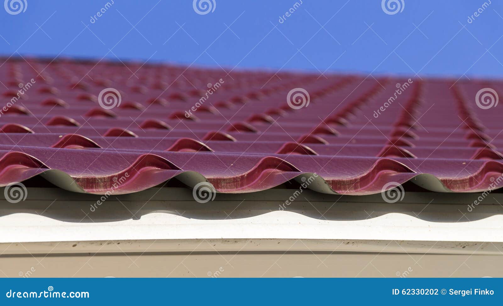 Telhas De Telhado Vermelhas Do Metal Foto de Stock - Imagem de efeito ...