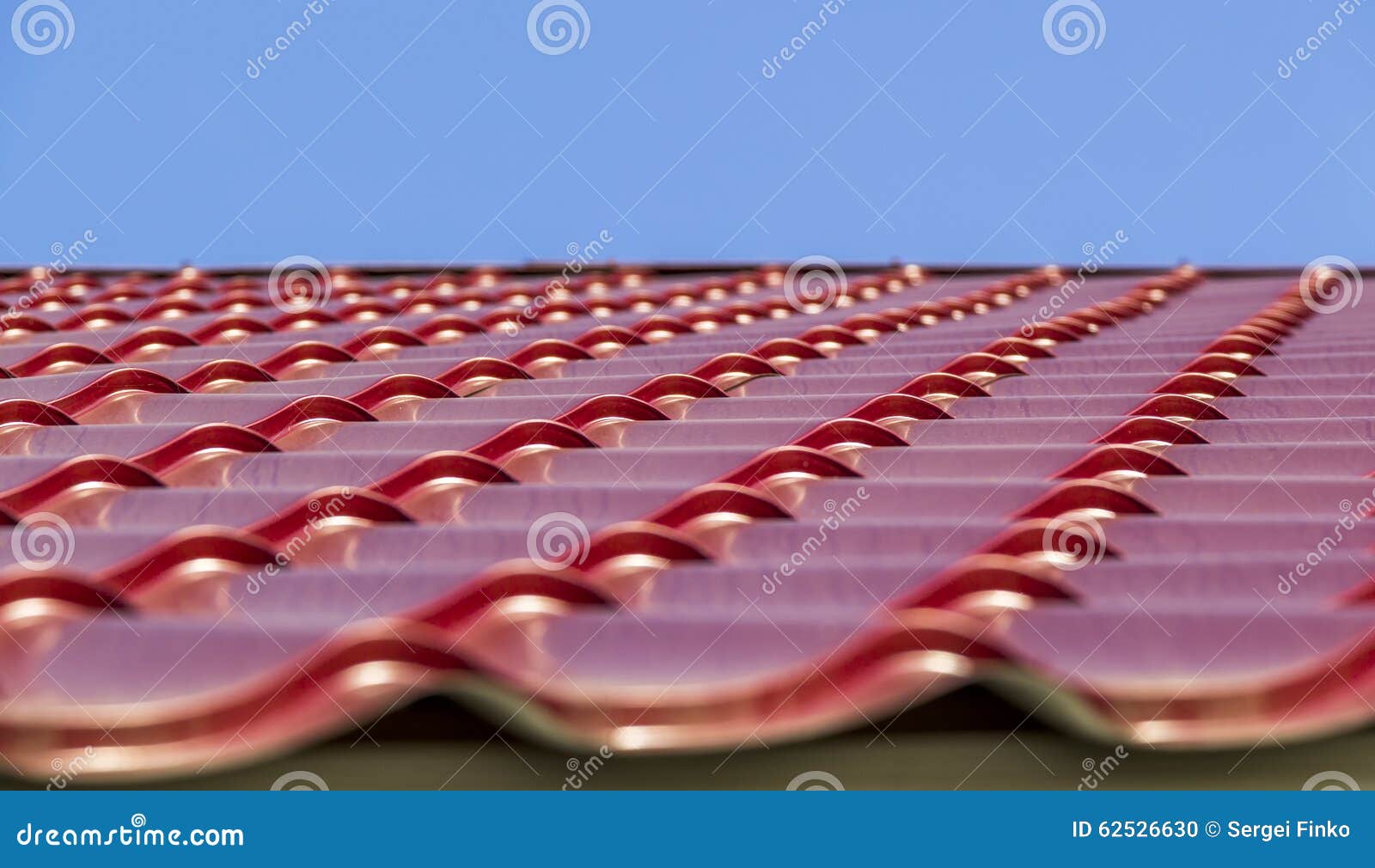 Telhas De Telhado Vermelhas Do Metal Foto de Stock - Imagem de material ...