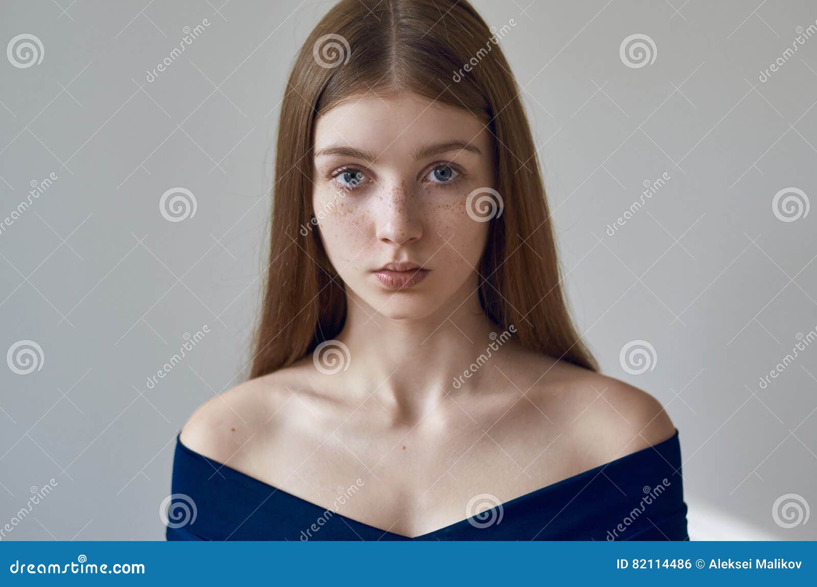 Tema De La Belleza Retrato De Una Chica Joven Hermosa Con Las Pecas En Su Cara Y Llevar Un