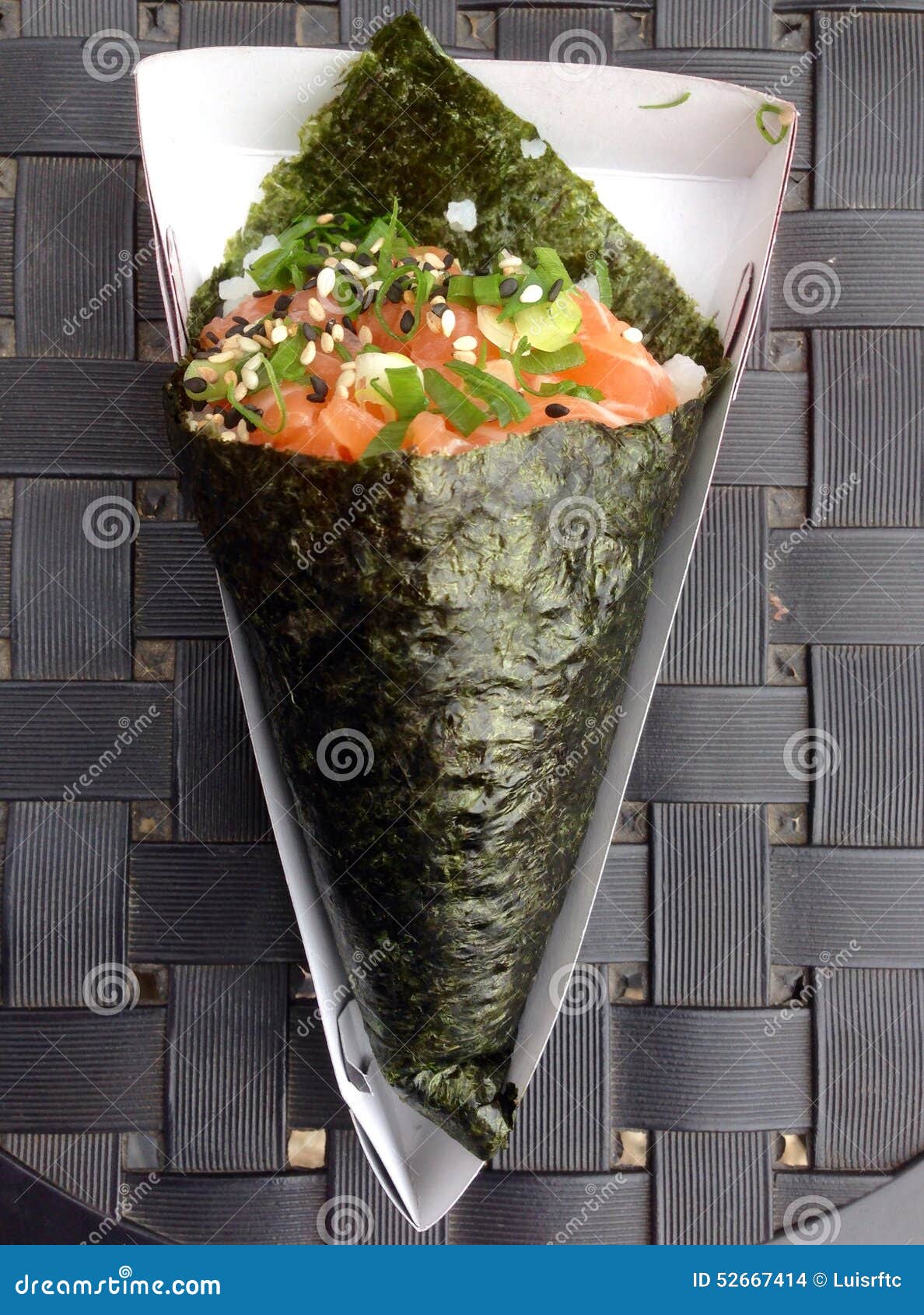Temaki foto de stock. Imagem de inside, alimento, triangular - 52667414
