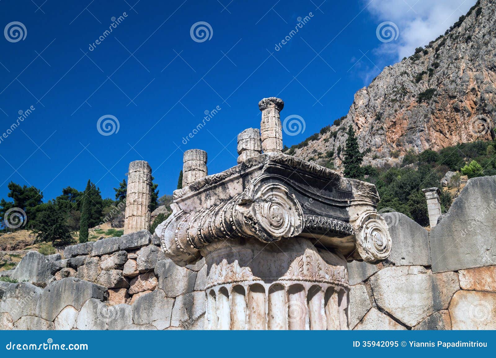 Tempel Van Apollo Bij Het Orakel Archeologische Plaats Van Delphi Stock ...