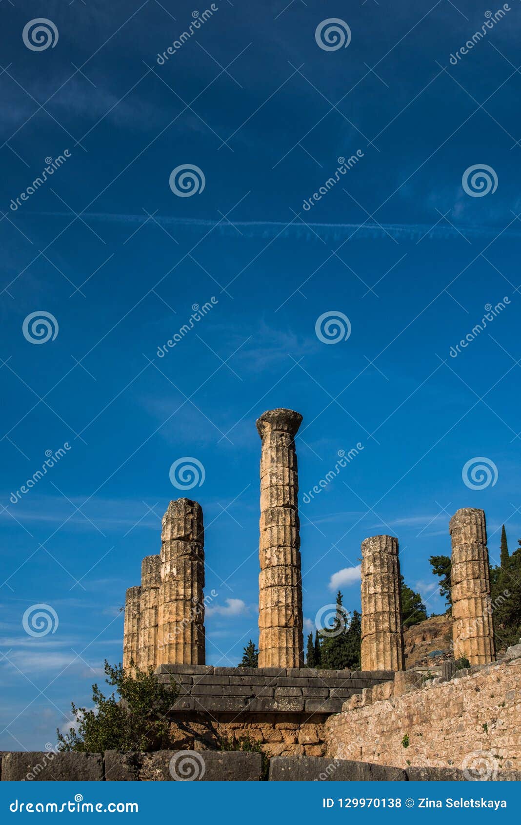 Tempel Van Apollo En Altaar Van Chiots in Delphi, Griekenland Stock ...