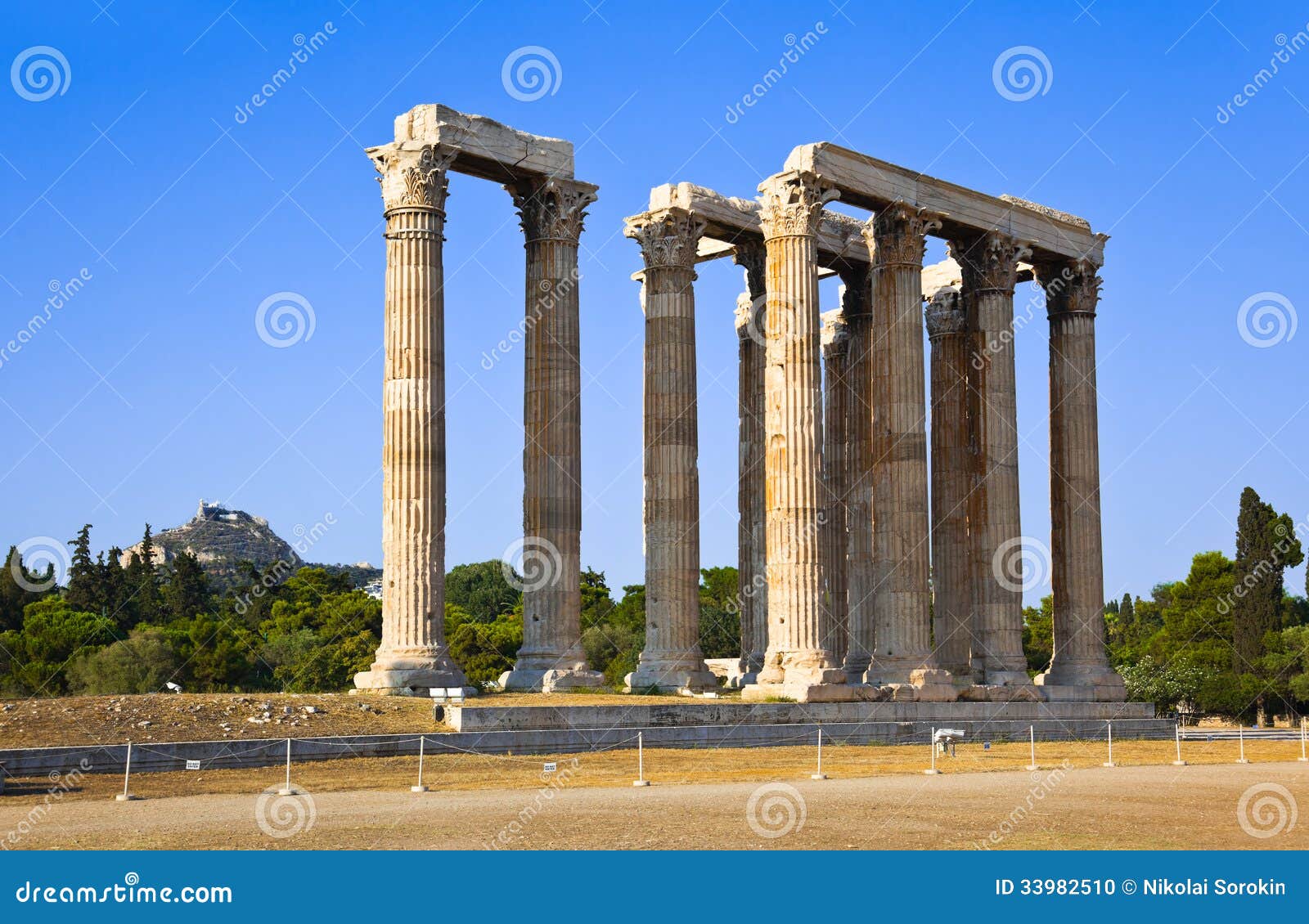 Tempel Van Zeus En Lycabettus-heuvel in Athene Stock Foto - Image of ...