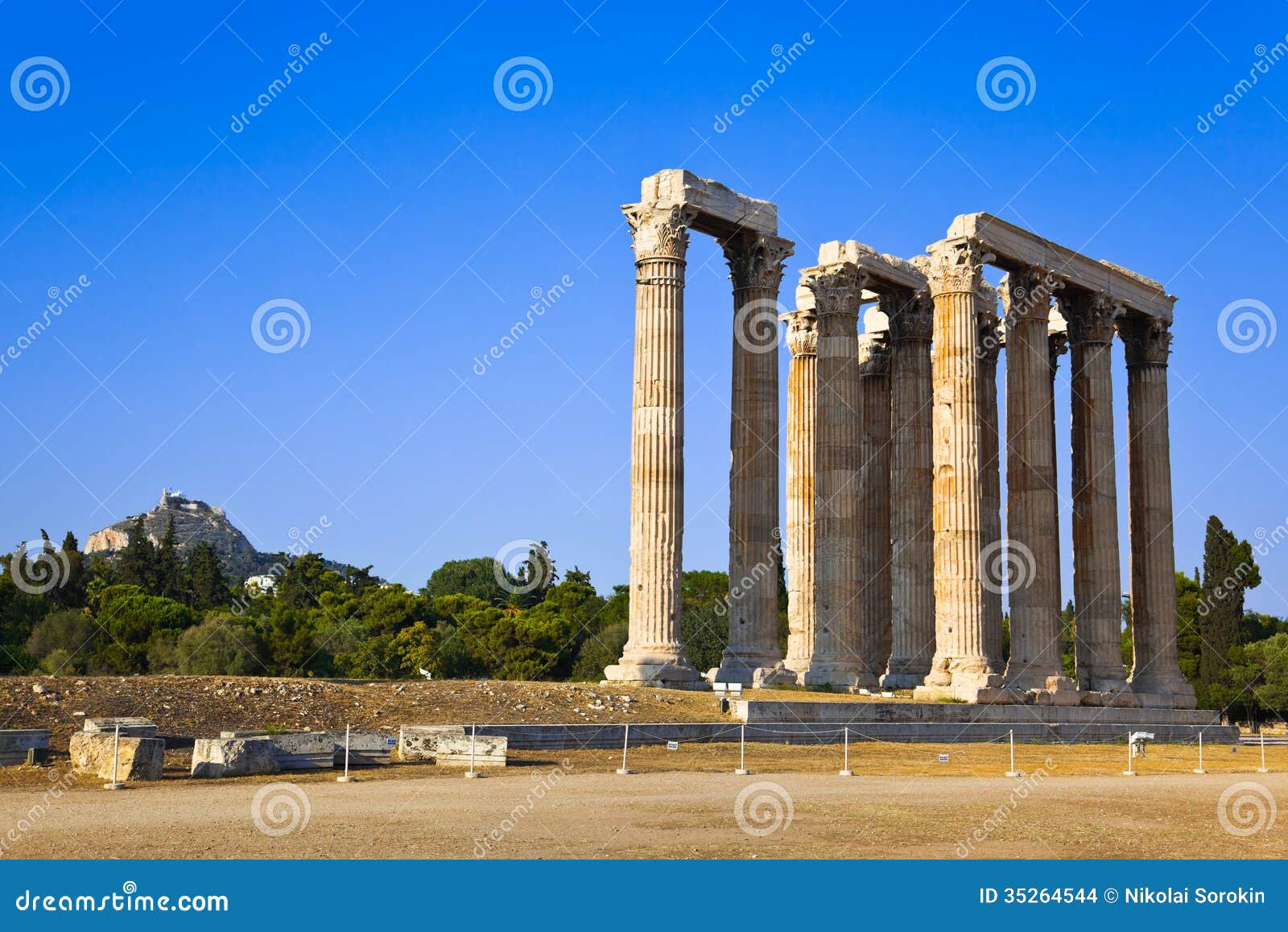 Tempel Van Zeus En Lycabettus-heuvel in Athene Stock Foto - Image of ...