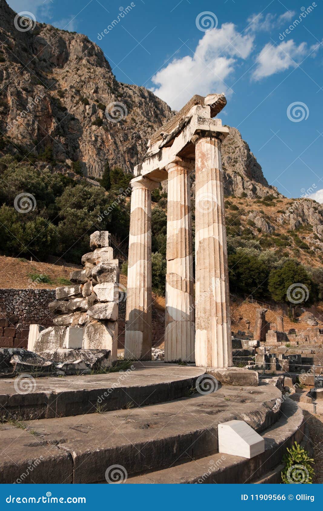 Tempel Von Athene in Delphi Stockfoto - Bild von wolken, parnassus ...