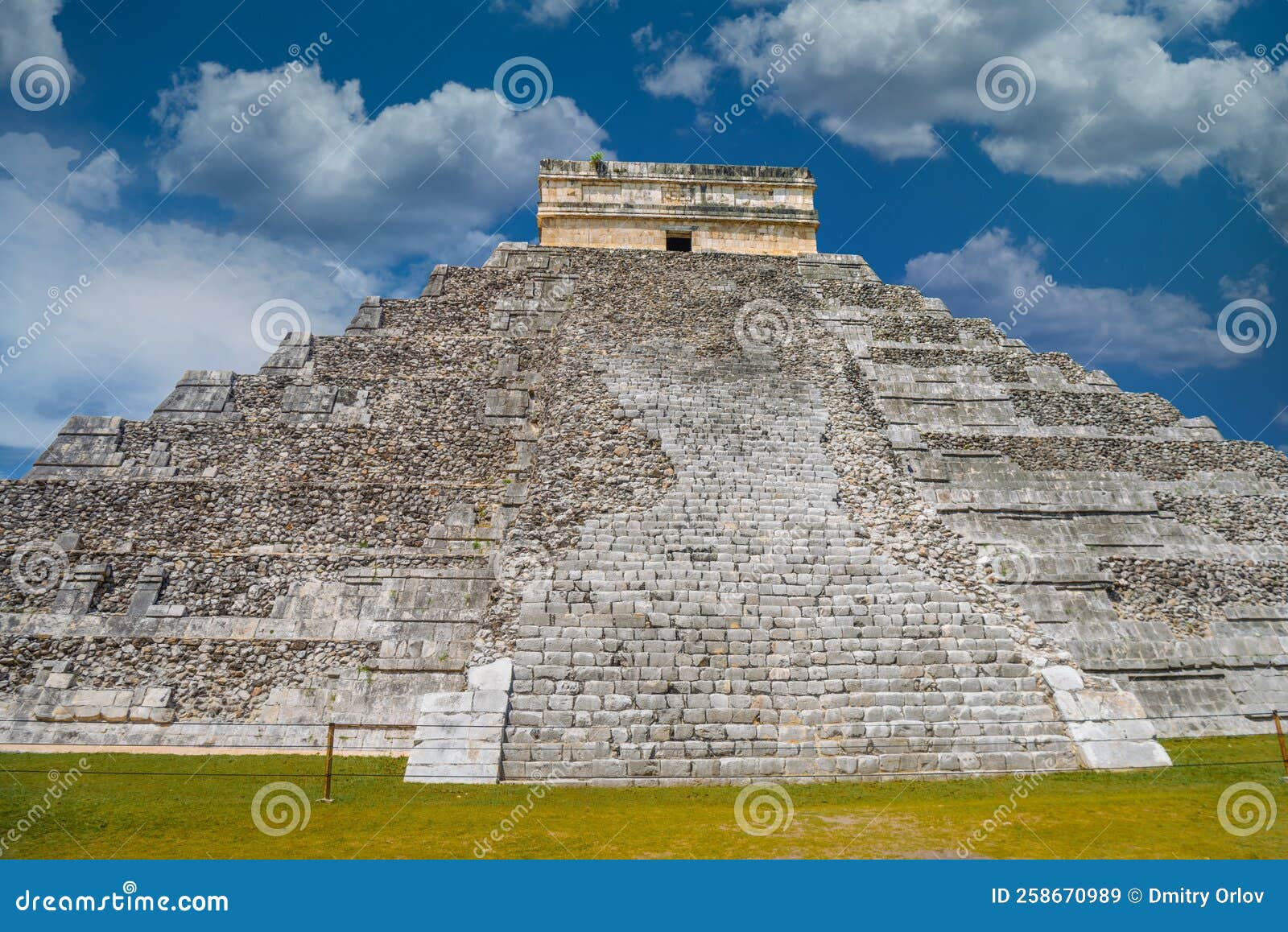 Tempelpyramide Des Kukulcan El Castillo Chichen Itza Yucatan Mexico ...