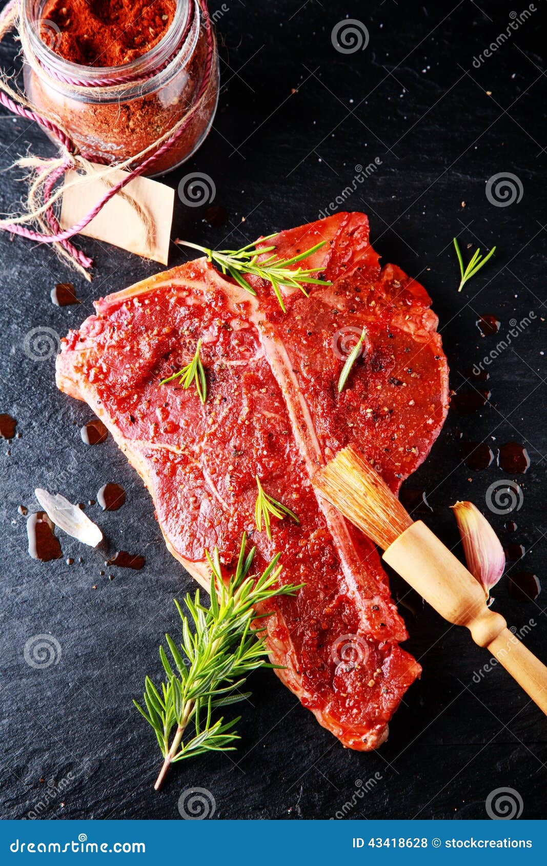 Temperando Um Bife Do Lombo Cru Com Especiarias E Ervas Foto de Stock ...