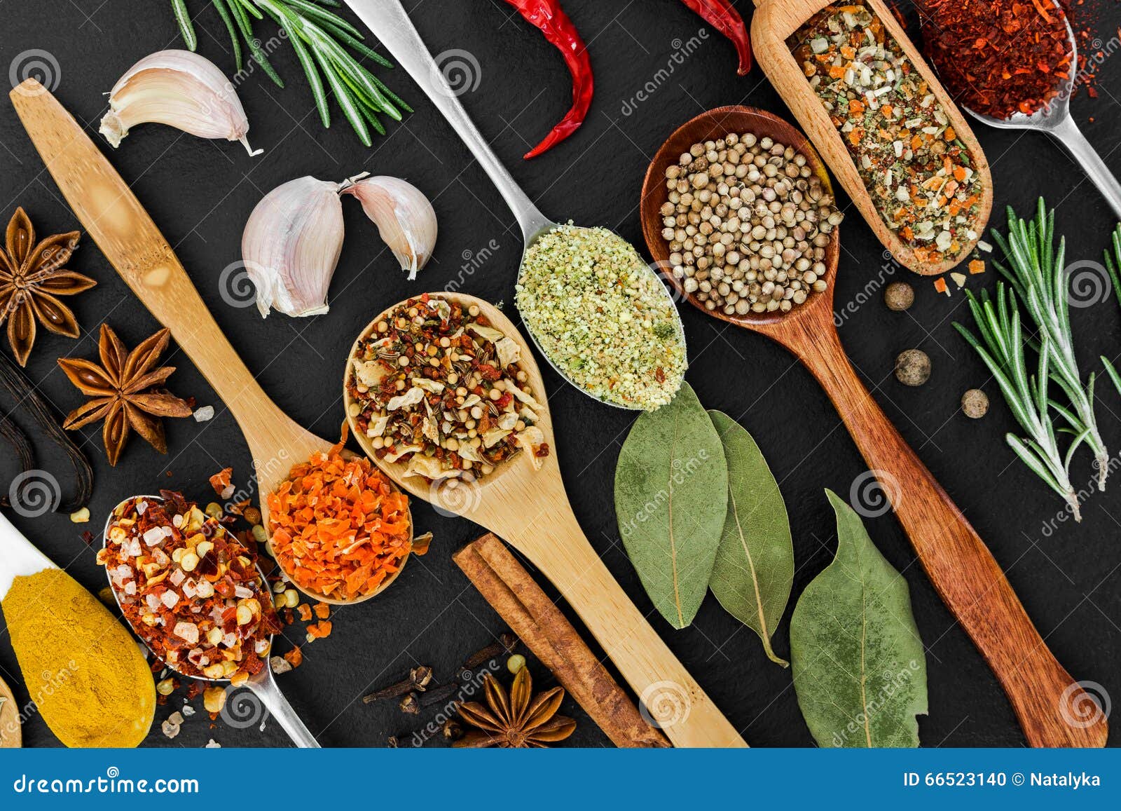 Temperos Perfumados No Fundo Preto Foto de Stock - Imagem de estrela ...