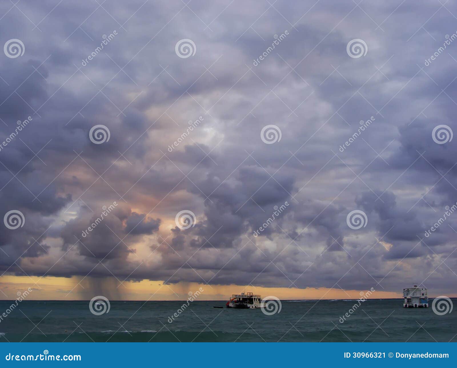 Tempesta Di Pioggia in Un Mare Ad Alba Immagine Stock - Immagine di ...