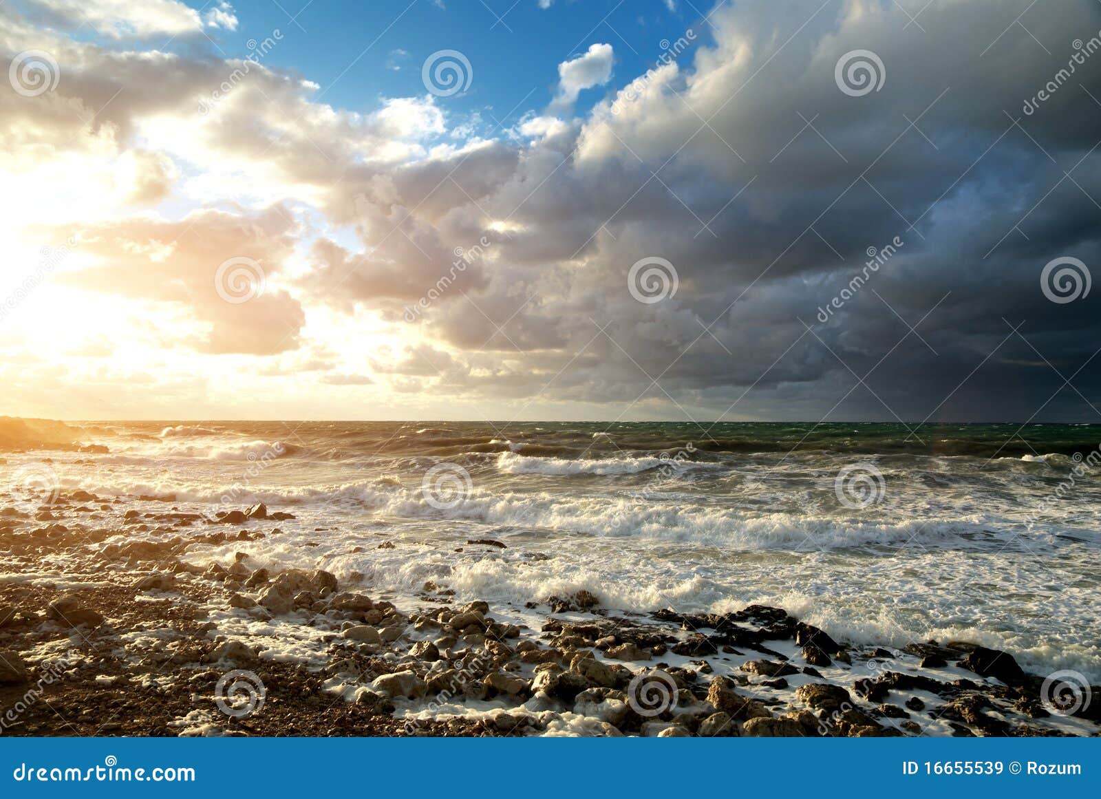 Tempesta sul mare immagine stock. Immagine di drammatico - 16655539