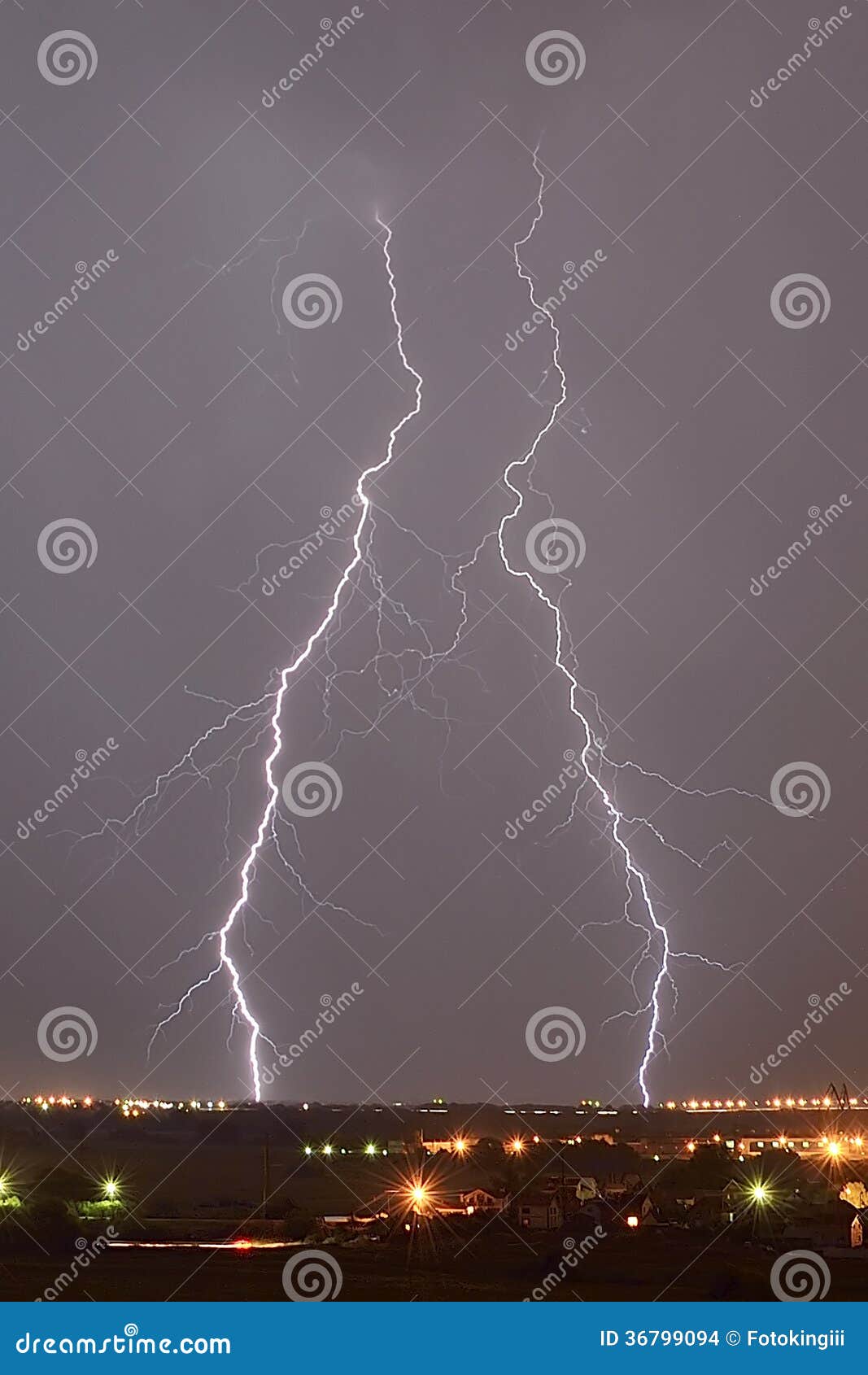 Tempestad De Truenos En El Cielo Foto de archivo - Imagen de ...