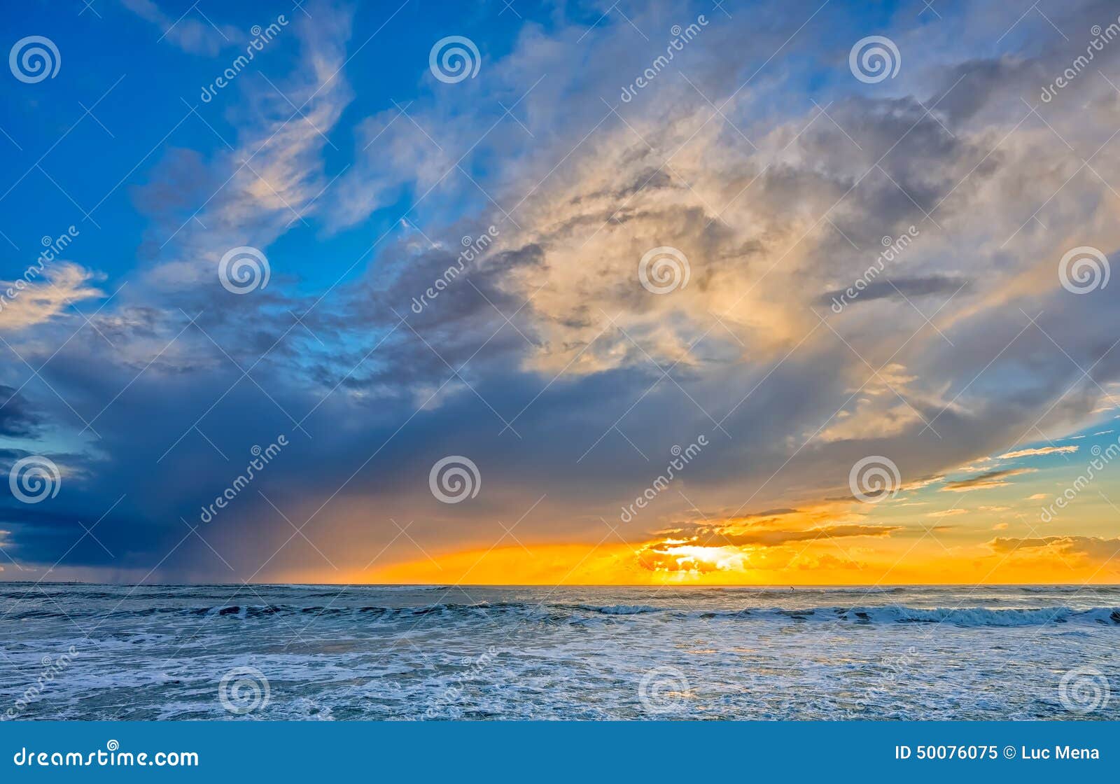 Tempestade Do Esclarecimento No Por Do Sol Imagem de Stock - Imagem de ...