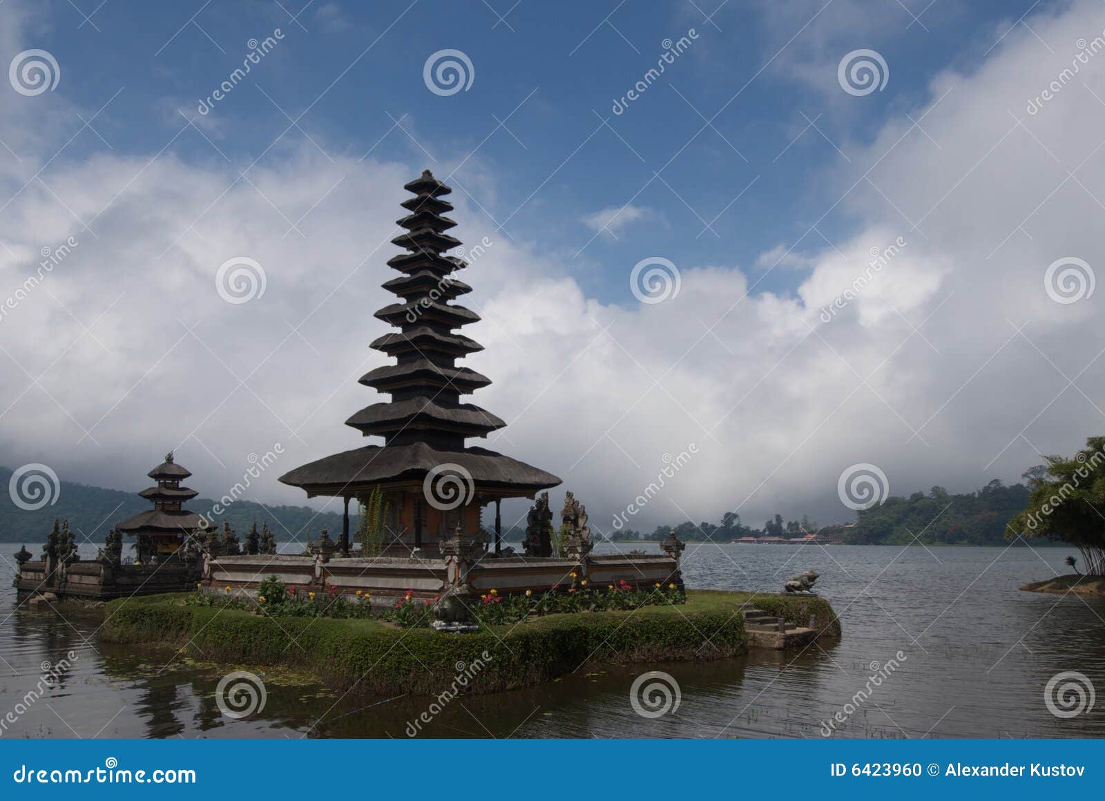 Tempiale Di Bratan Del Lago Fotografia Stock - Immagine di bali, isola ...