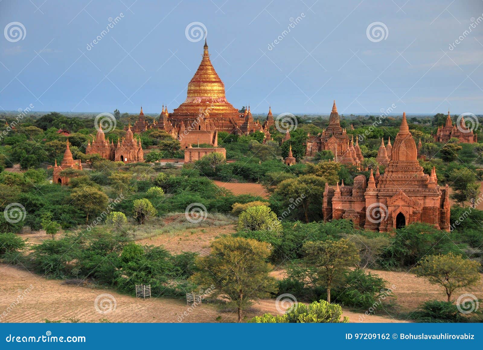 Tempie di Bagan, Myanmar fotografia stock. Immagine di antico - 97209162