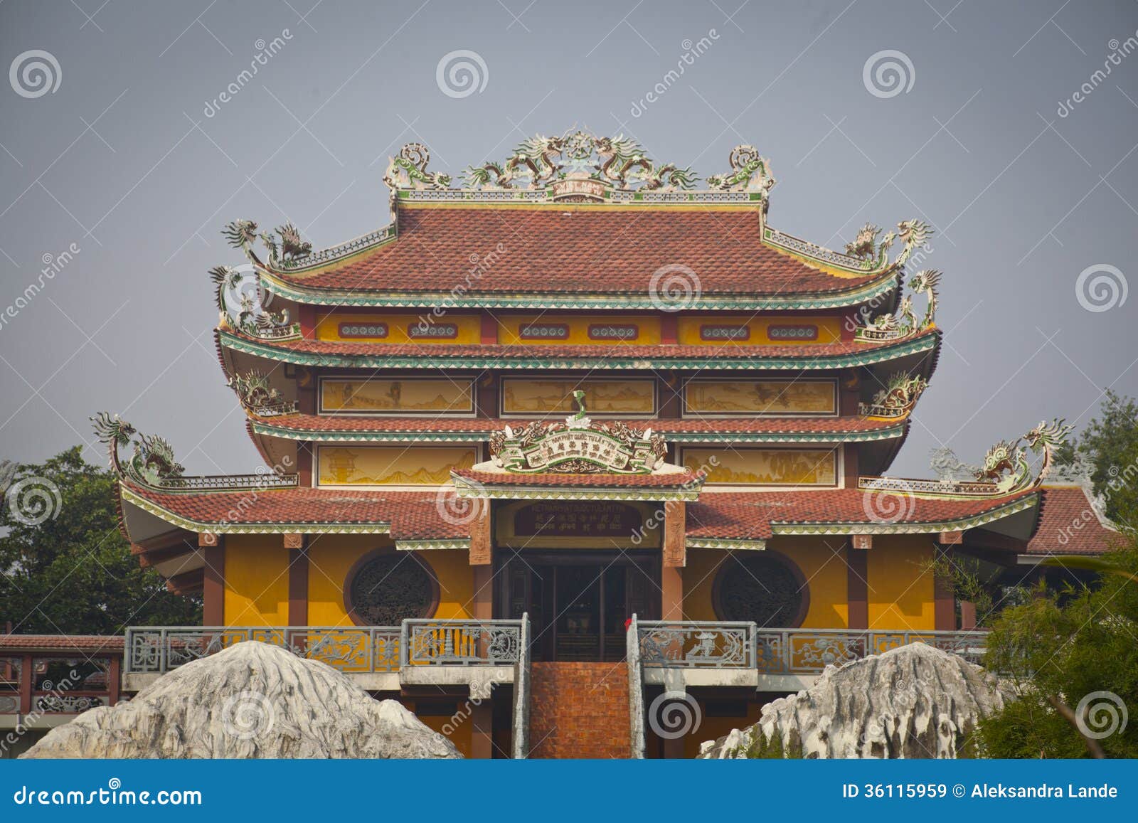 Tempie in Lumbini immagine stock. Immagine di lago, luogo - 36115959