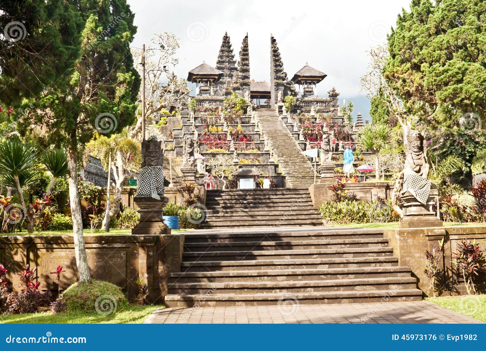 Tempio di Besakih, Bali fotografia stock. Immagine di santo - 45973176