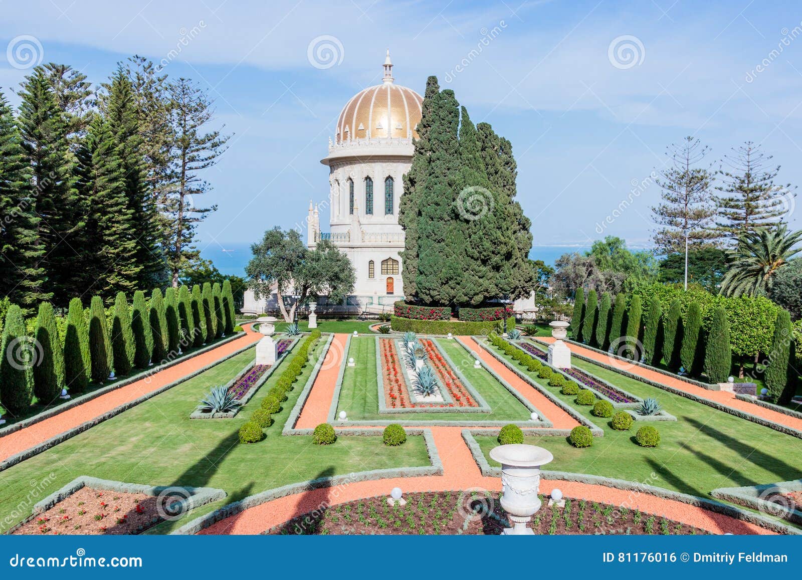 Temple in Bahai Garden in Haifa Stock Photo - Image of monument, leaf ...