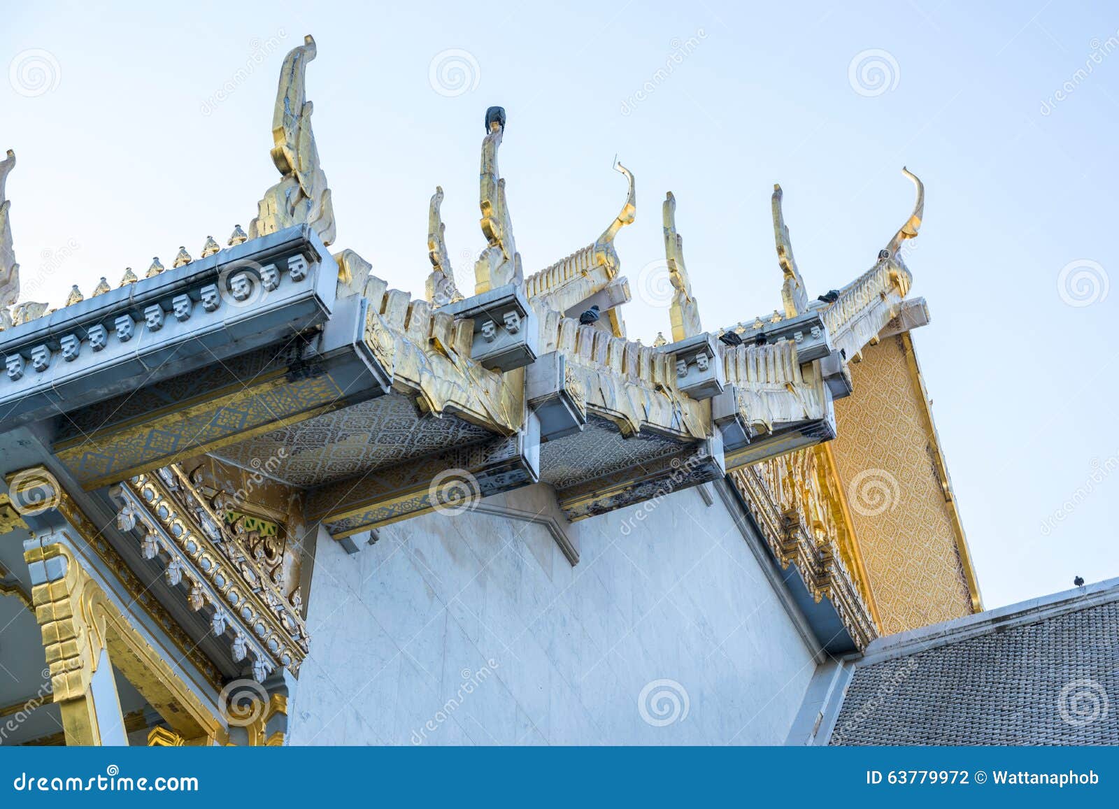 Temple bouddhiste de toit photo stock. Image du bouddhisme - 63779972