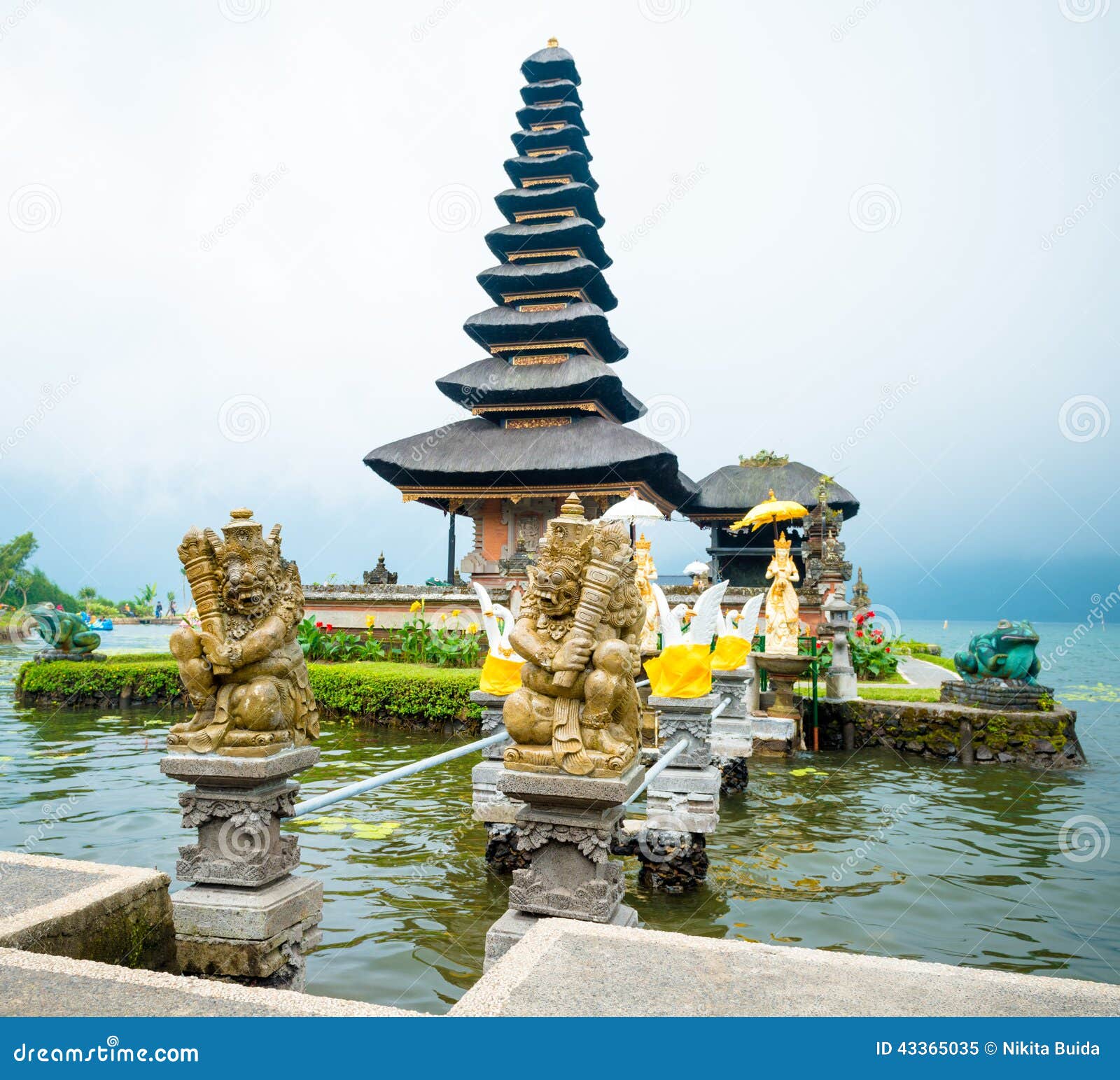 Temple De L'eau Au Lac Bratan Image stock - Image du construction ...