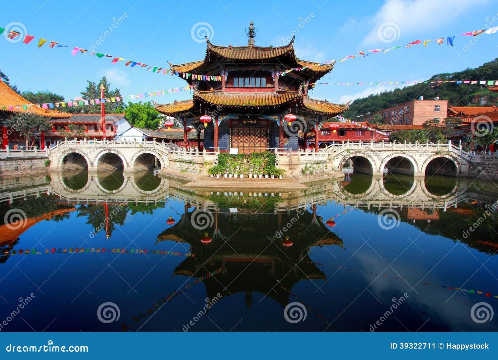 Temple de Yuantong Kunming image stock. Image du clair - 39322711