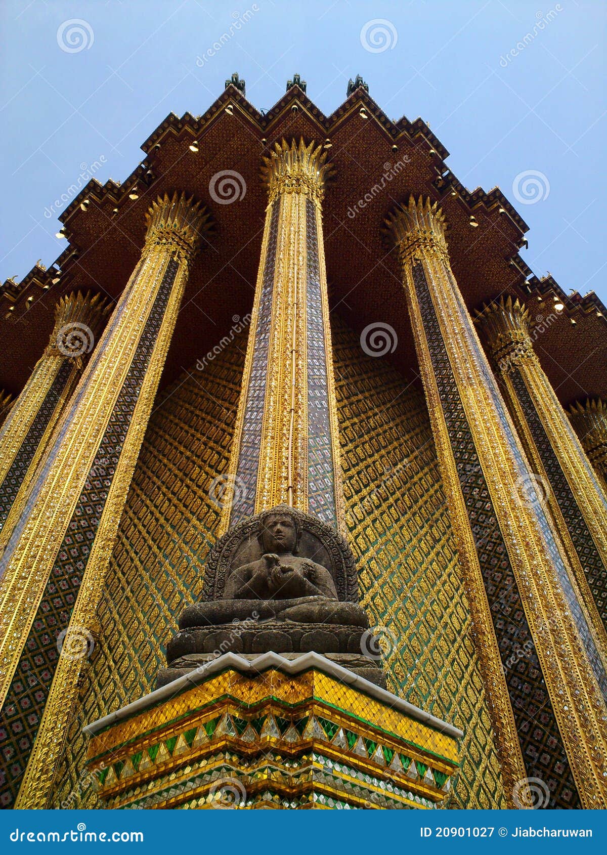 Temple of the Emerald Buddha. Stock Image - Image of blue, golden: 20901027