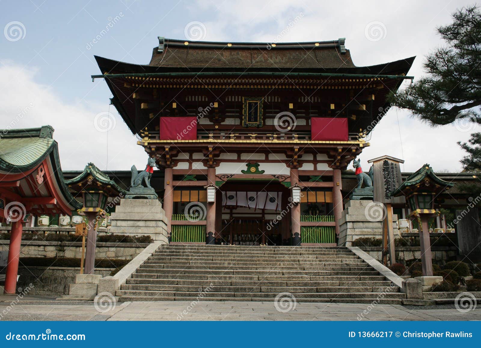 Temple at Fushimi Inari stock image. Image of path, traditional - 13666217