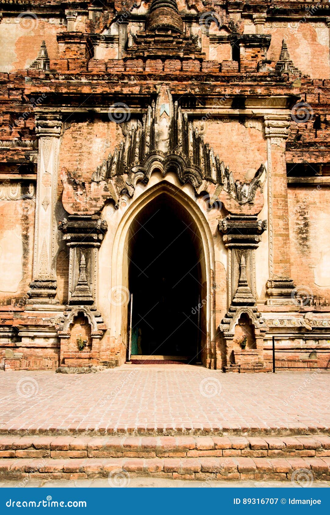 Temple gate stock image. Image of flower, architecture - 89316707