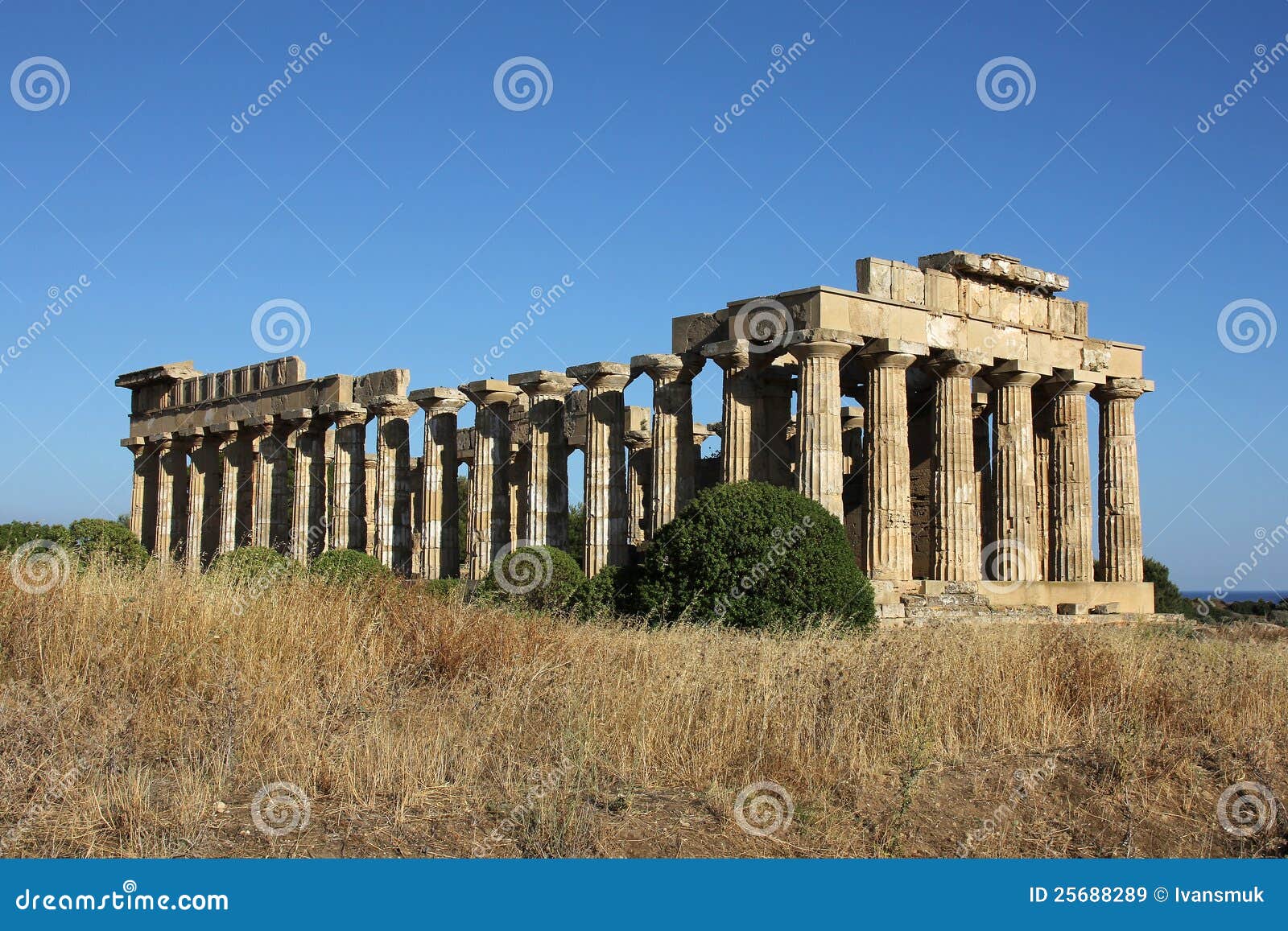 Temple grec image stock. Image du vieux, classique, horizontal - 25688289